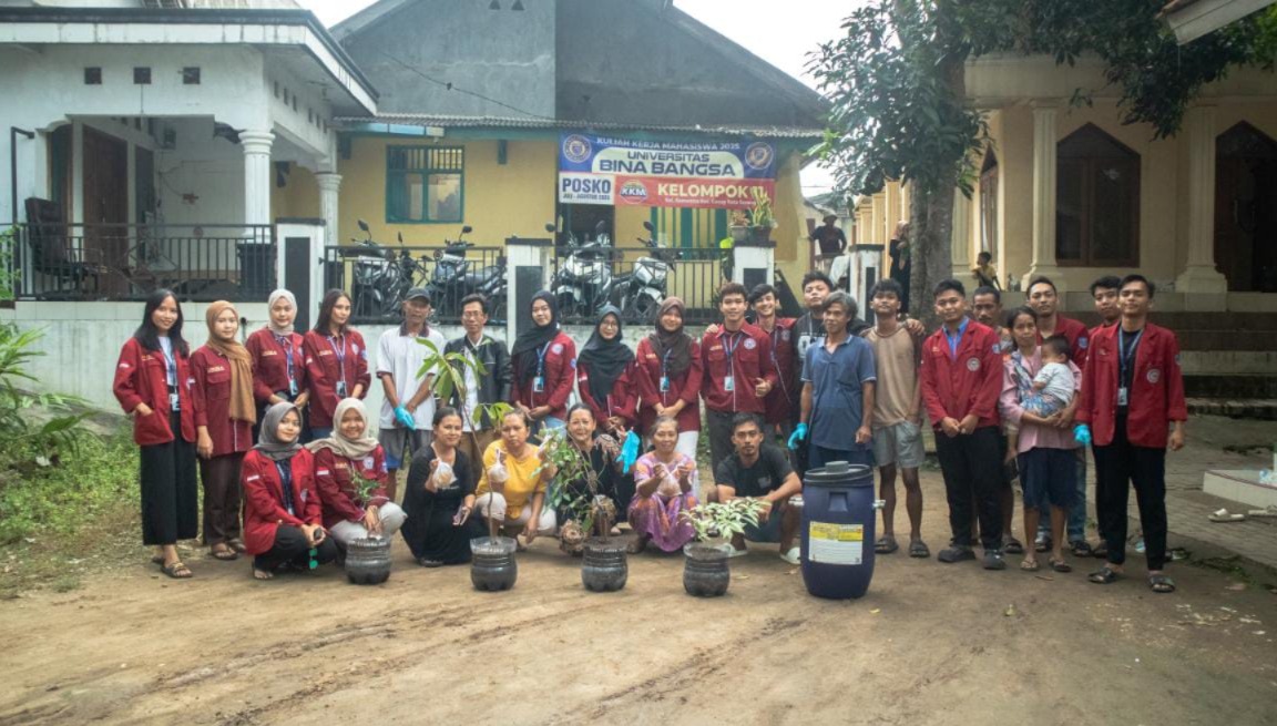 Dari Sampah Jadi Pupuk: KKM 11 UNIBA Ciptakan Komposter untuk Warga ...