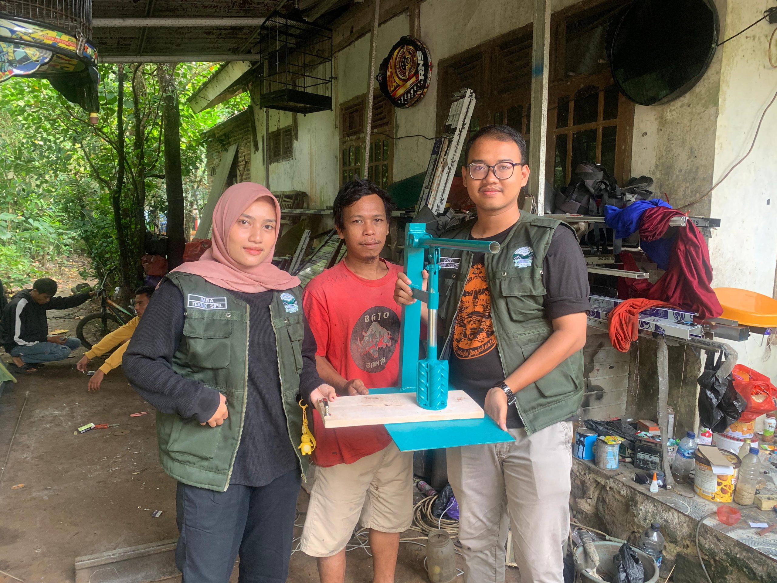 Inovasi KKM 30 UNIBA Bantu UMKM Desa Dahu Lewat Mesin Press Melinjo ...